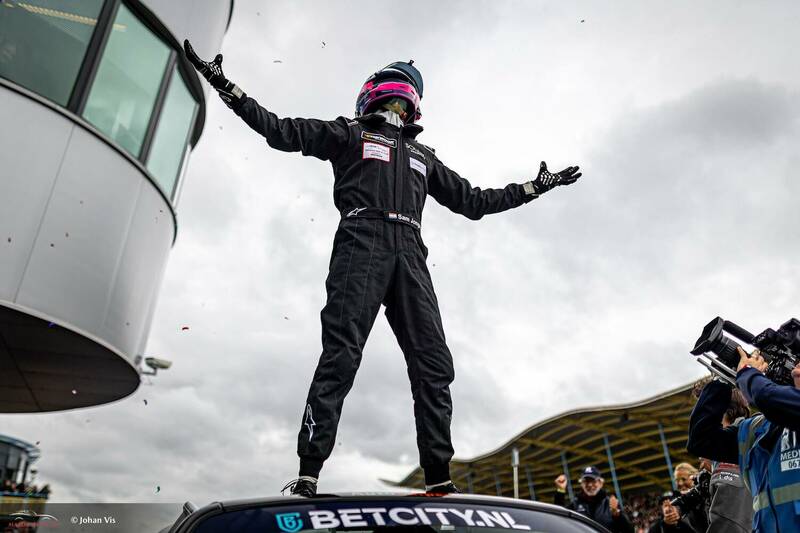 Sam Jongejan kijkt omhoog - Mazda MX-5 Cup
