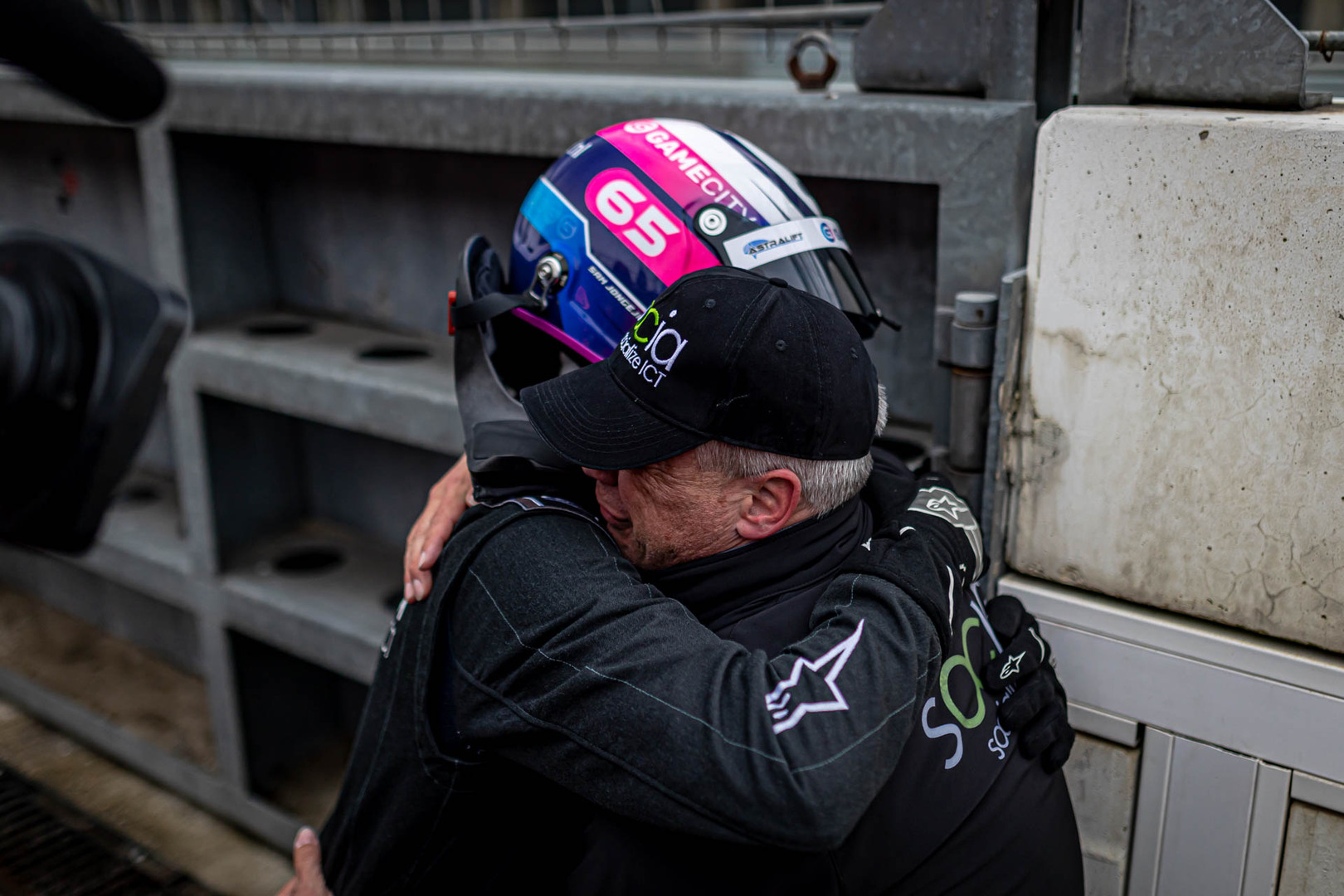 Emoties na winst Sam Jongejan op een koud en nat Circuit Zandvoort ...