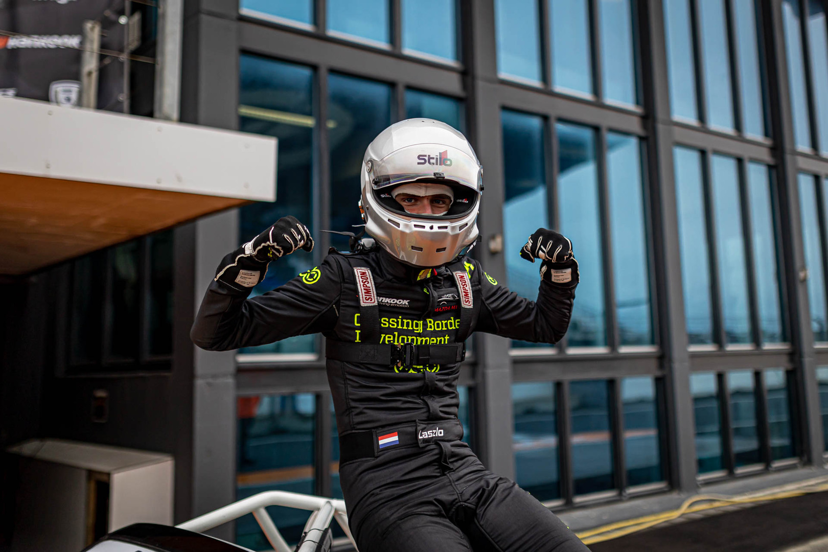 Emoties na winst Sam Jongejan op een koud en nat Circuit Zandvoort ...