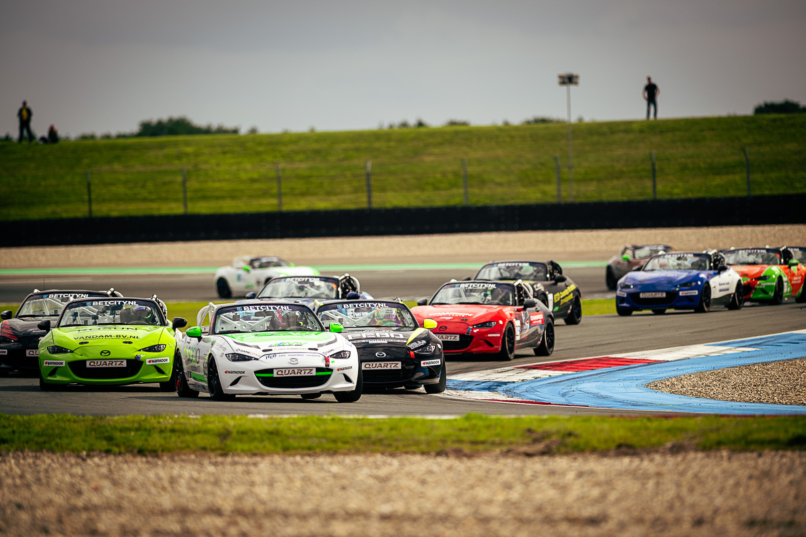 Sam Jongejan wint spektakelstuk op Assen - Mazda MX-5 Cup