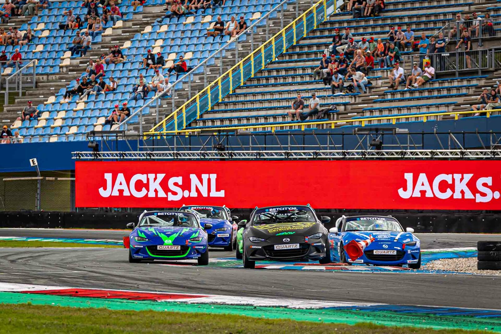 Sam Jongejan wint spektakelstuk op Assen - Mazda MX-5 Cup