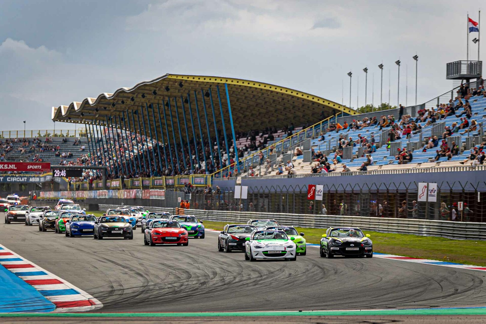 Sam Jongejan wint spektakelstuk op Assen - Mazda MX-5 Cup