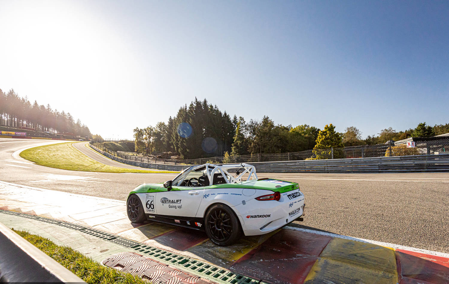 Sam Jongejan kijkt omhoog - Mazda MX-5 Cup