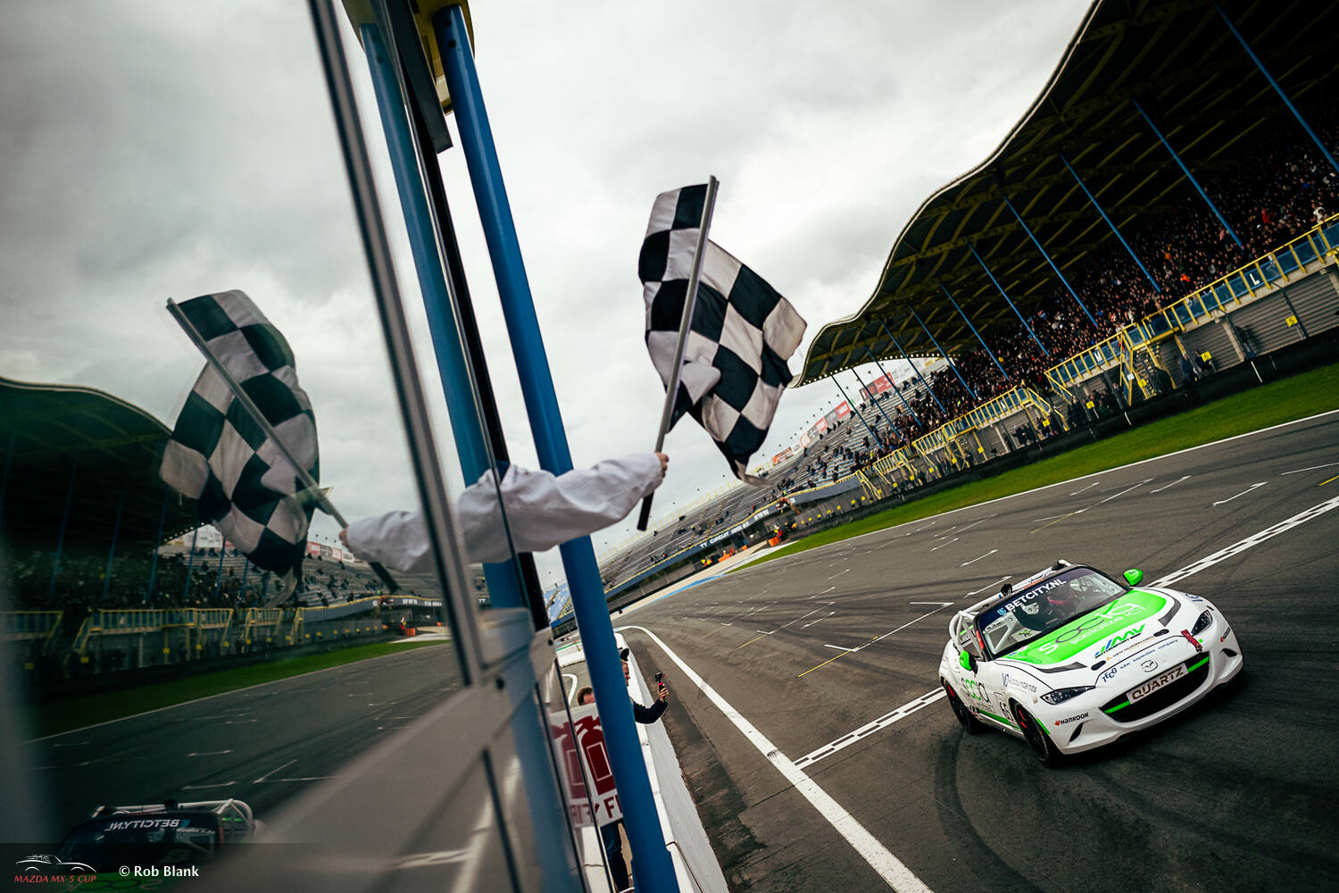 Sam Jongejan kijkt omhoog - Mazda MX-5 Cup