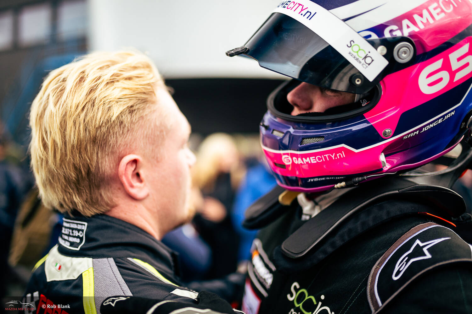 Sam Jongejan kijkt omhoog - Mazda MX-5 Cup