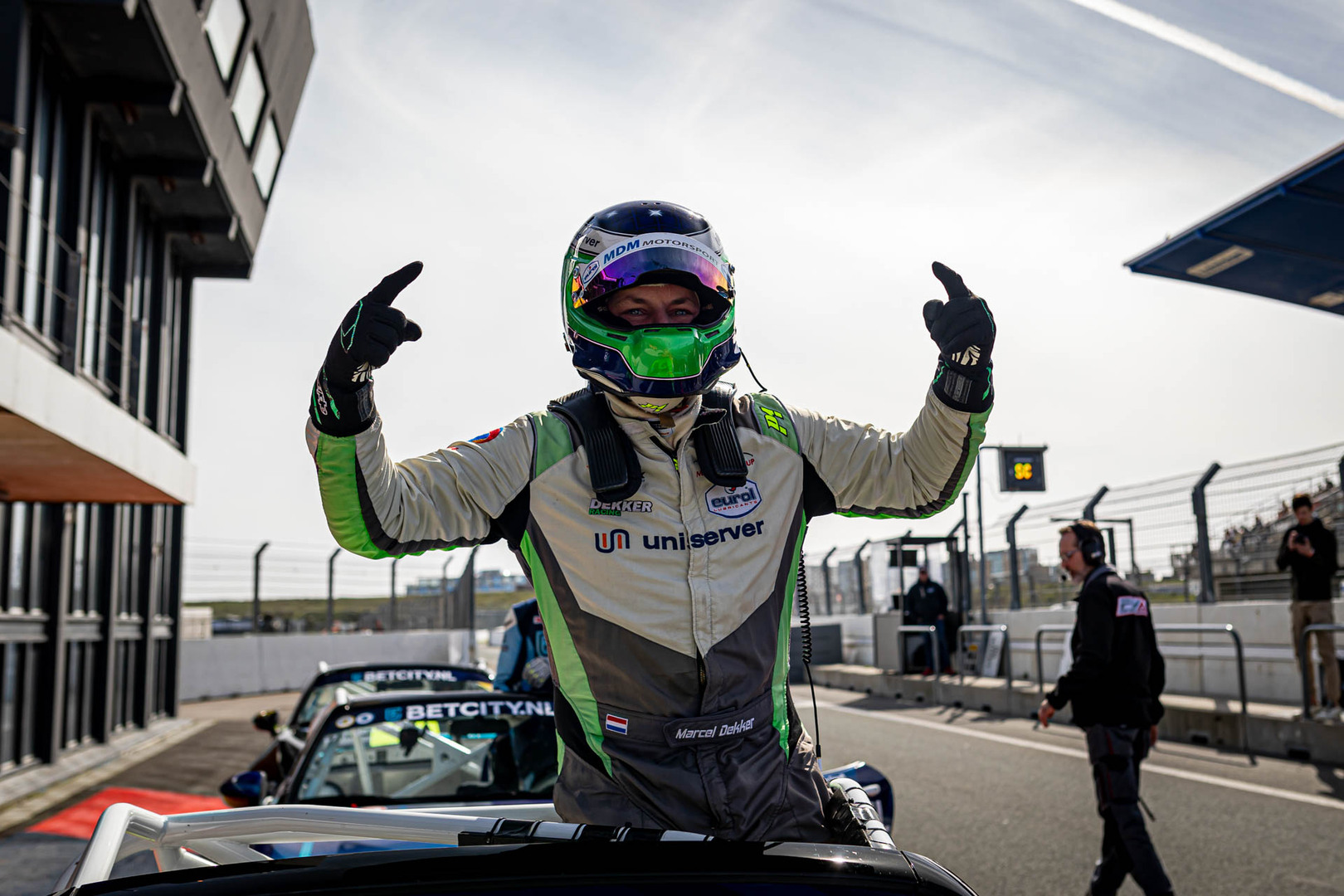 Marcel Dekker troeft Jordy van der Eijk af om de winst in race drie ...